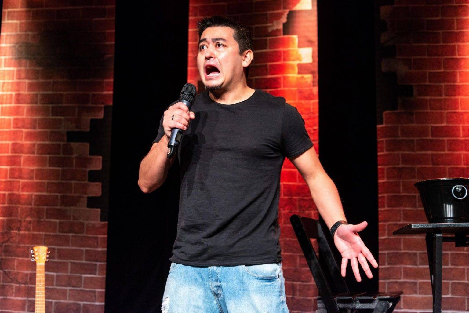 Humorista André Santi apresenta stand-up comedy no Teatro Municipal ...